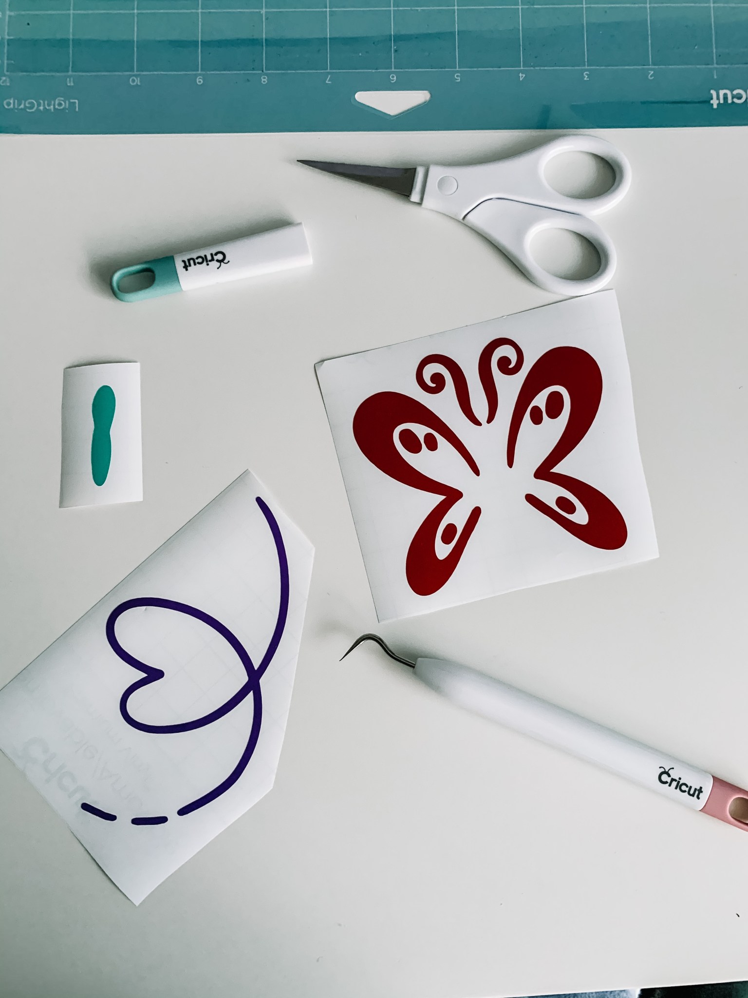 How to Create Vinyl Decals for your Window Using a Cricut Machine – The ...